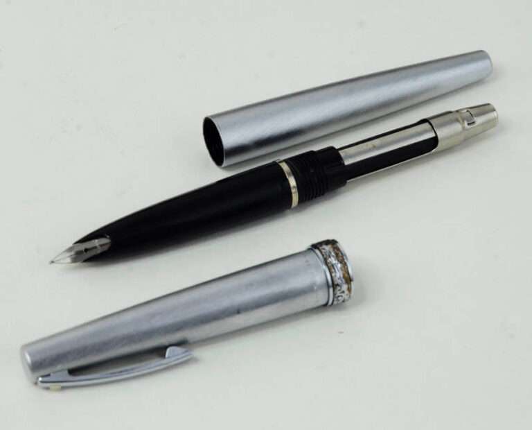 Buy lady sheaffer 620 fountain pen with conical steel M nib - Used